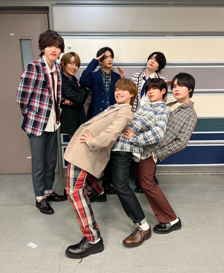 なにわ男子、7人それぞれのわちゃわちゃなポーズが可愛すぎ！「CDTV」3曲パフォーマンス | 歌詞検索サイト【UtaTen】ふりがな付