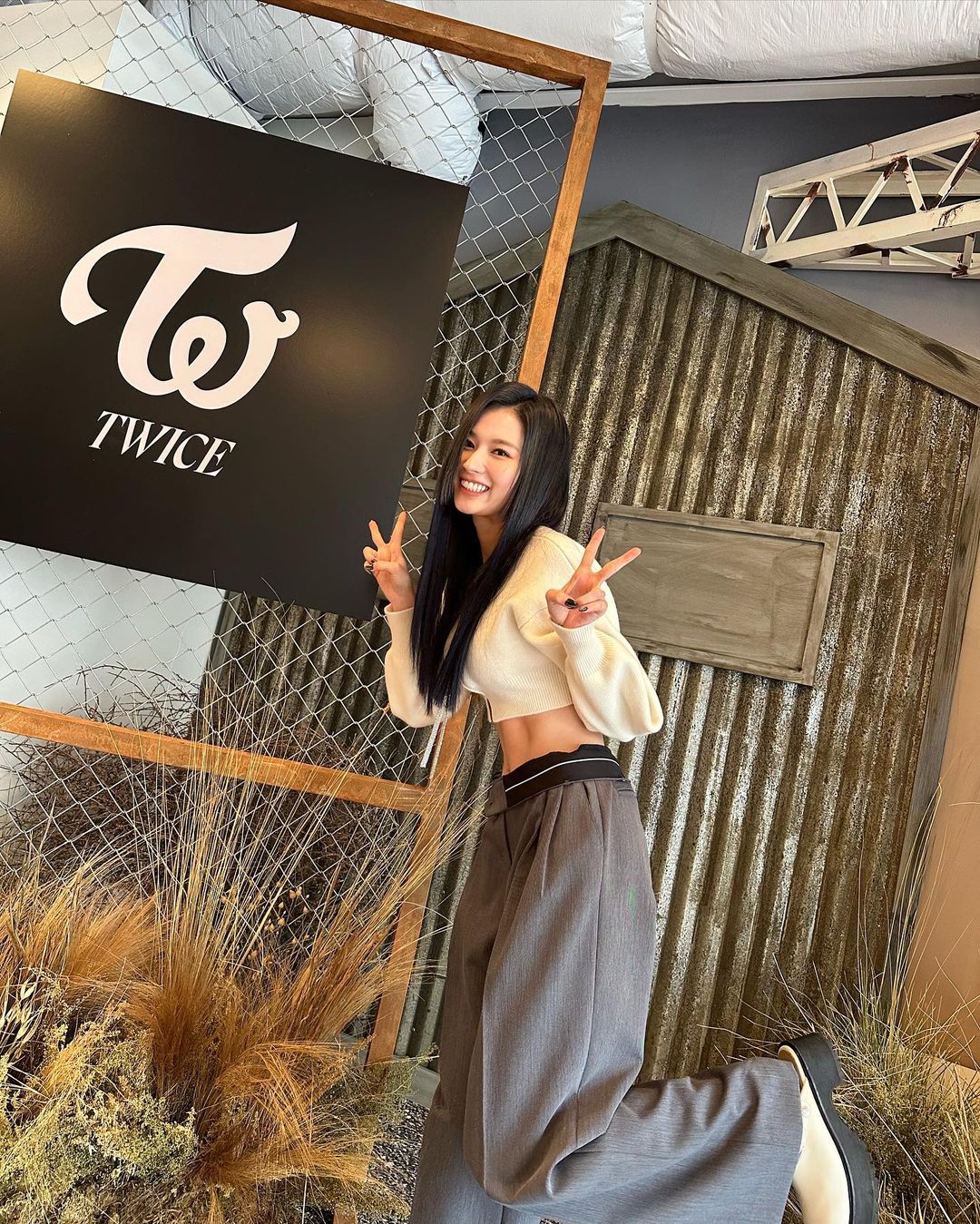 TWICE・サナ、縦ラインの入った腹筋が異次元な美しさ！笑顔もポーズもパーフェクトな美しさ | 歌詞検索サイト【UtaTen】ふりがな付