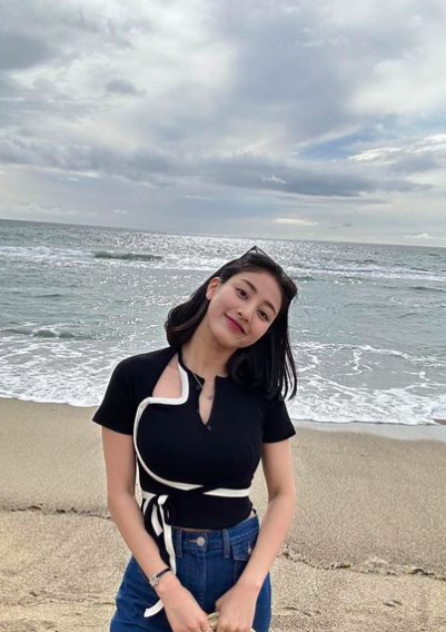 TWICE・ジヒョ、海辺に女神が舞い降りた！LA満喫中の自然体な姿が絵になりすぎ | 歌詞検索サイト【UtaTen】ふりがな付