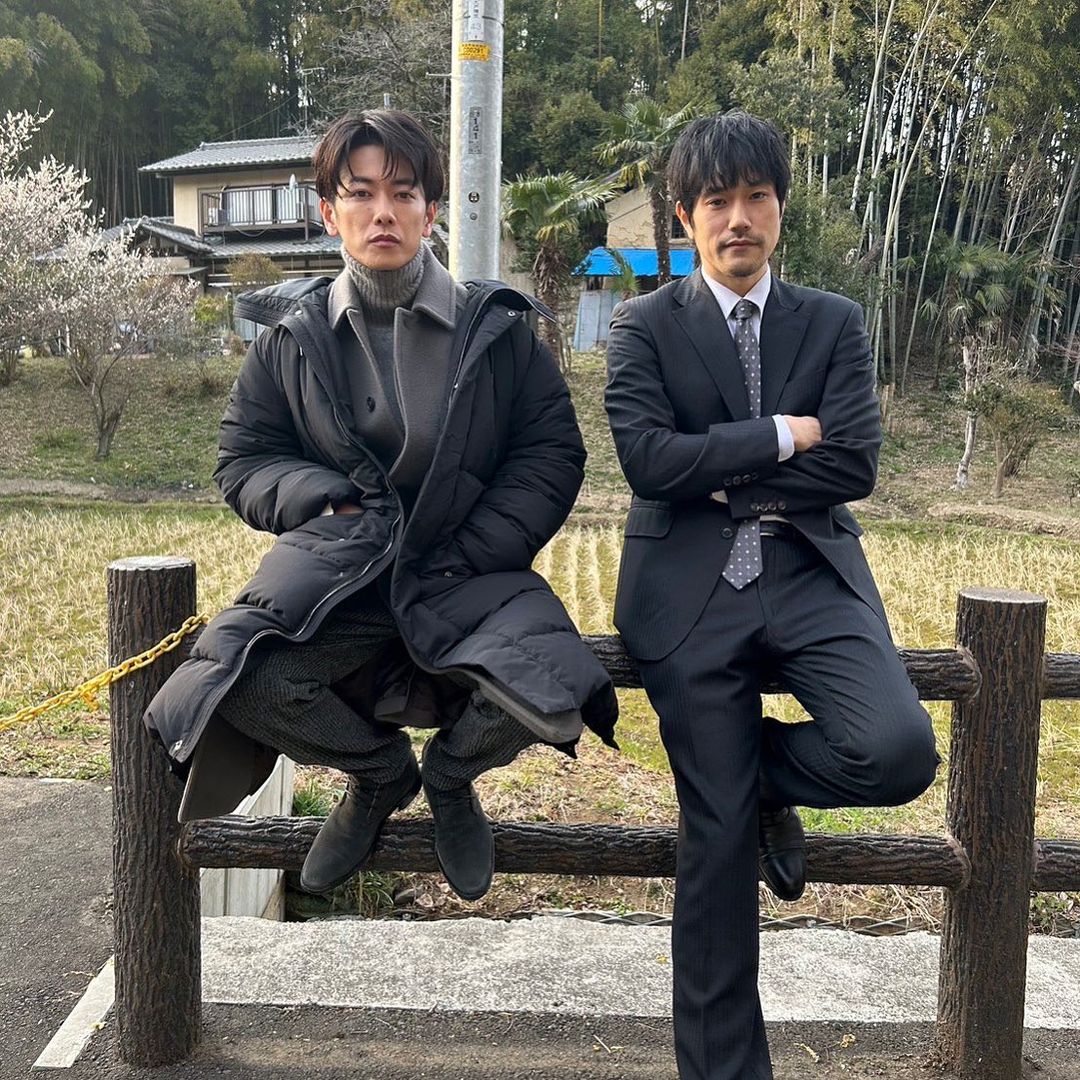 佐藤健&松山ケンイチ、座っているだけでクールなカッコよさ炸裂！「100万回言えばよかった」のイケ散らかしコンビ | 歌詞検索サイト【UtaTen】ふりがな付