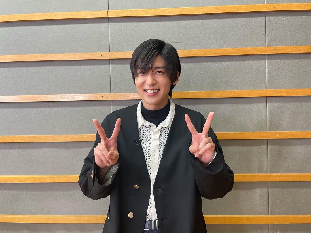 Snow Man・目黒蓮、圧倒的な爽やかスマイル！ダブルピースの見せ方まで可愛すぎ | 歌詞検索サイト【UtaTen】ふりがな付