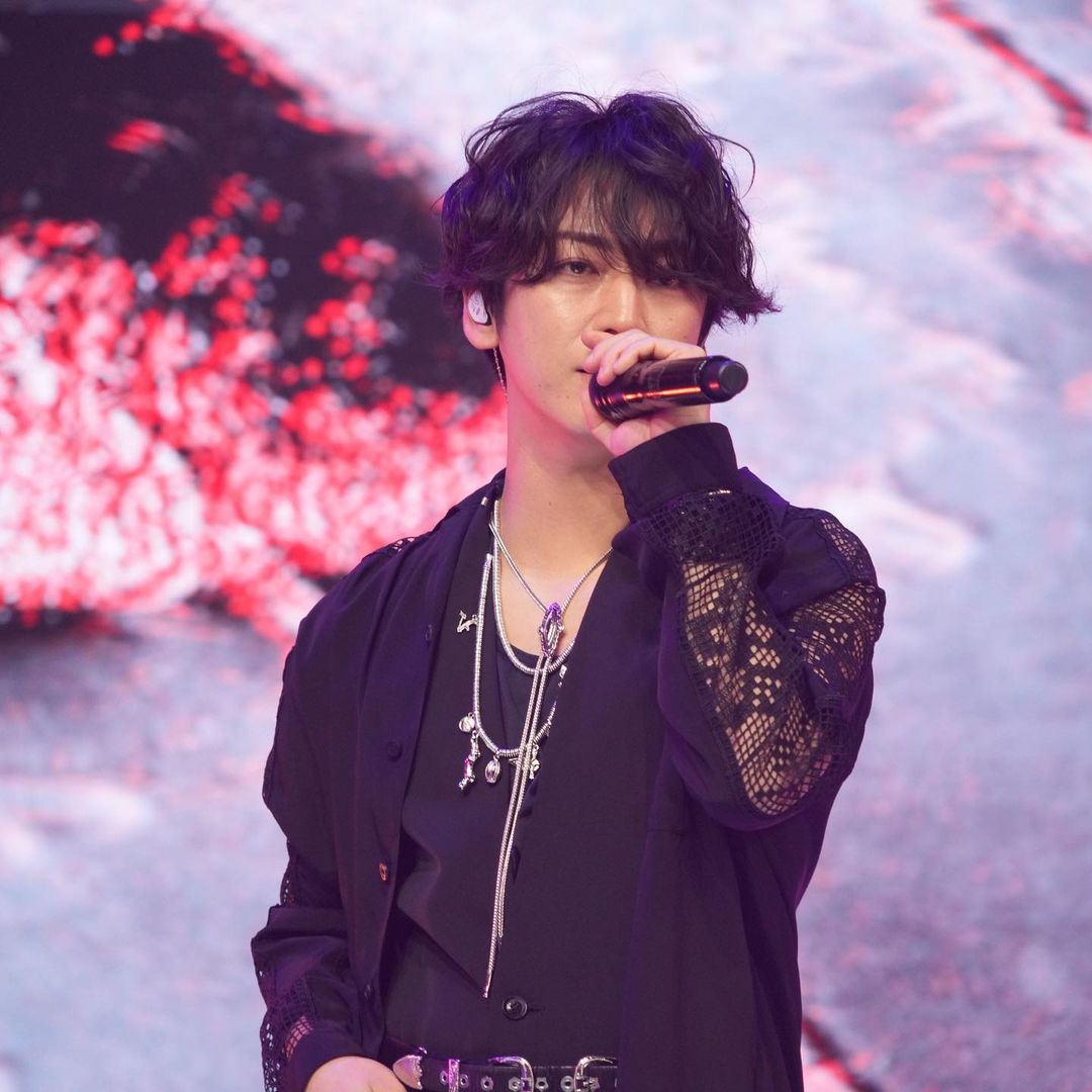 KAT-TUN・亀梨和也、歌う姿もセクシー！透け感あるクールな黒衣装姿にドキドキ | 歌詞検索サイト【UtaTen】ふりがな付