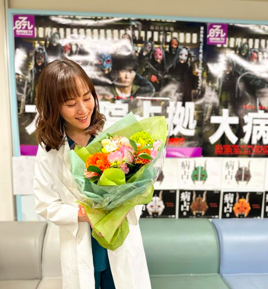 比嘉愛未、麗しの白衣姿ももうすぐ見納め！「大病院占拠」晴れやかな笑顔でクランクアップ | 歌詞検索サイト【UtaTen】ふりがな付