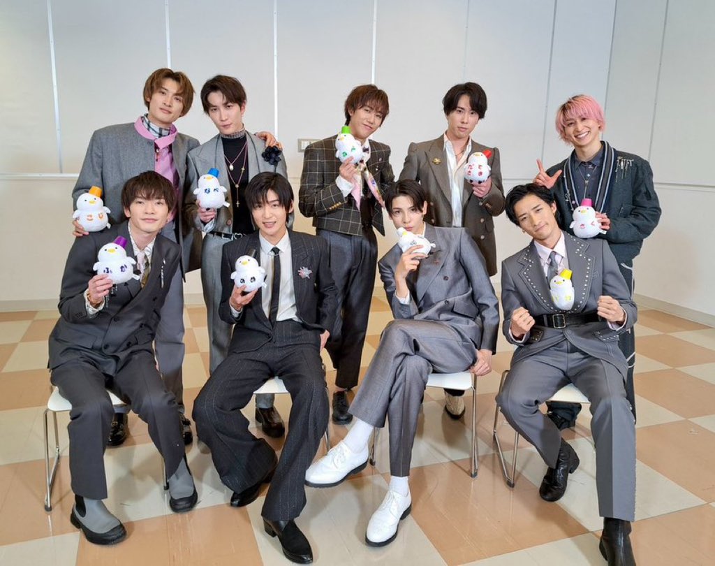 Snow Man・目黒蓮ら、スノーマンを手にニッコニコ？スーツ姿とのギャップにキュン | 歌詞検索サイト【UtaTen】ふりがな付