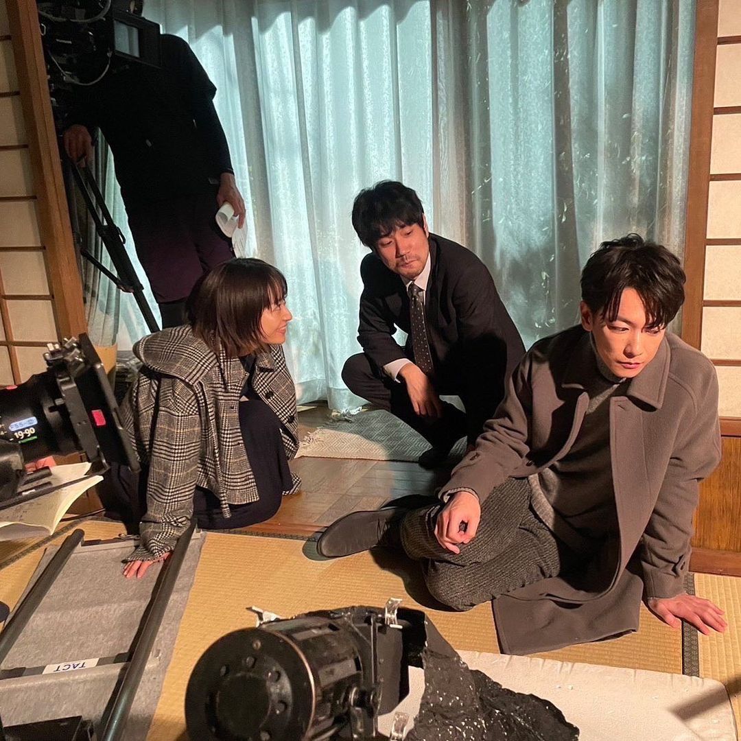 佐藤健&松山ケンイチ「100万回言えばよかった」モニターチェックの表情もイケ散らかしてる！井上真央の視線の先は？ | 歌詞検索サイト【UtaTen】ふりがな付