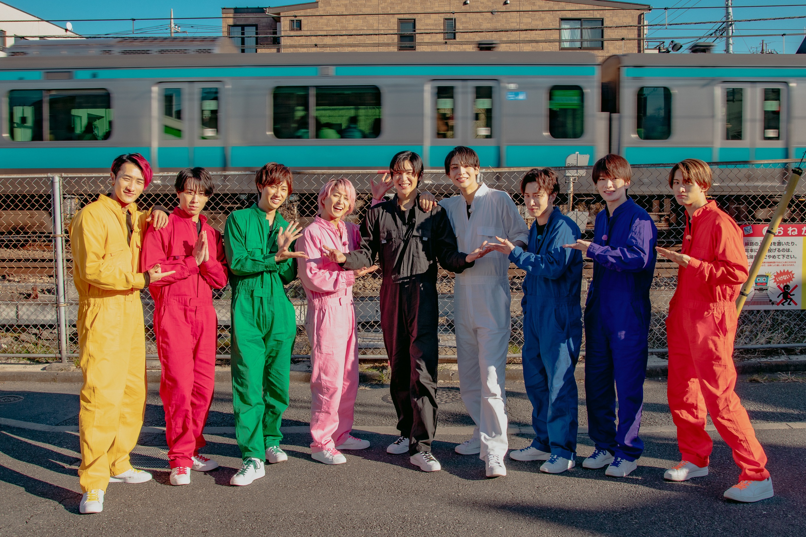 Snow Man、キラキラ笑顔が尊すぎる！「それスノ」ご褒美企画で街ブラロケを決行 | 歌詞検索サイト【UtaTen】ふりがな付