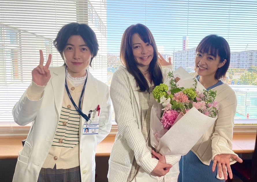 井上真央「100万回言えばよかった」シム・ウンギョン&香里奈のクランクアップを祝福！3姉妹みたいで可愛すぎ | 歌詞検索サイト【UtaTen】ふりがな付