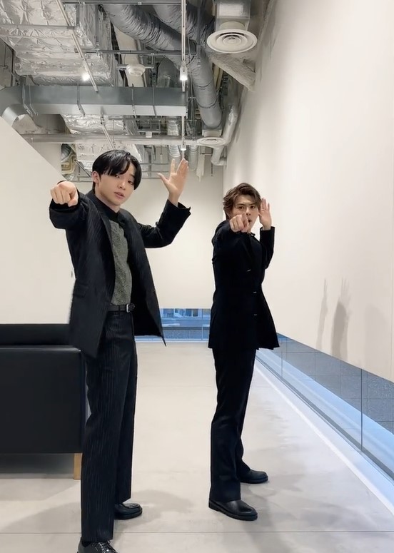 BE:FIRST・LEO&RYUHEI、表情までスタイリッシュ！美スタイル際立つ黒スーツでBBS「Fighting」パフォーマンス | 歌詞検索サイト【UtaTen】ふりがな付