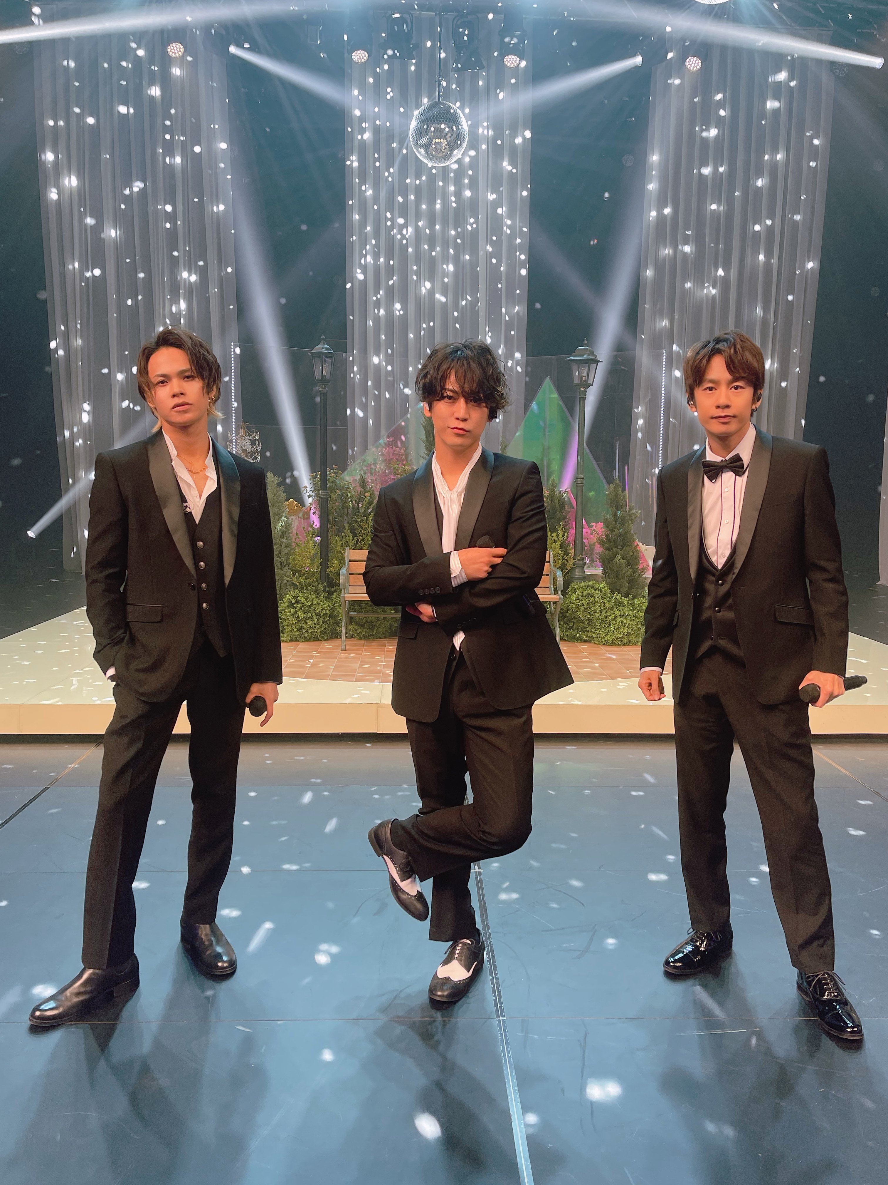 KAT-TUN、ビジュ良すぎなタキシード姿にキュン！大人の色気が漂う3人にメロメロ | 歌詞検索サイト【UtaTen】ふりがな付