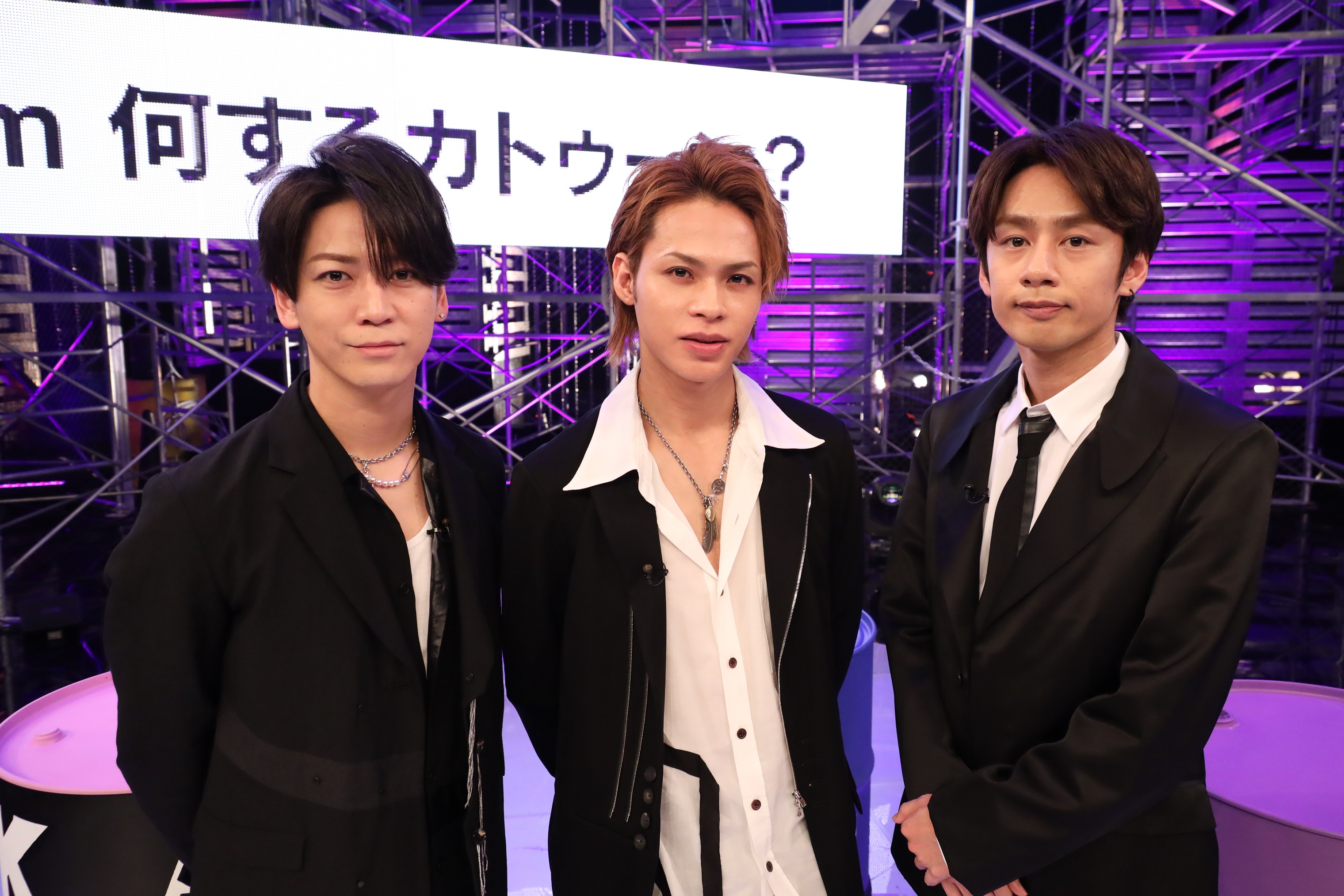KAT-TUN・亀梨和也&上田竜也&中丸雄一、クールな黒衣装と優しい笑顔のギャップがたまらない！ | 歌詞検索サイト【UtaTen】ふりがな付