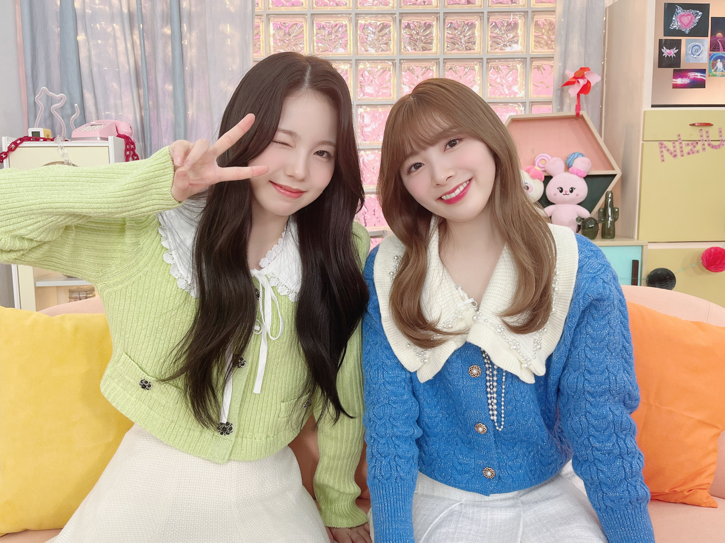 NiziU・ミイヒ&アヤカ、ほんわか笑顔で癒しの空間！ミイアヤペアの眼福双子コーデが尊い | 歌詞検索サイト【UtaTen】ふりがな付