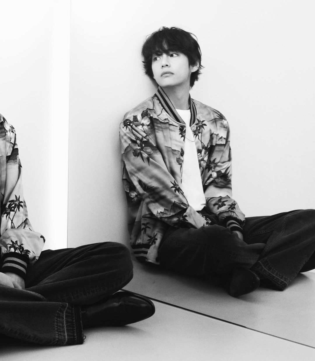 BTS・V、鏡の中のアンニュイな表情に魅せられる！圧倒的な存在感を放つテテ | 歌詞検索サイト【UtaTen】ふりがな付