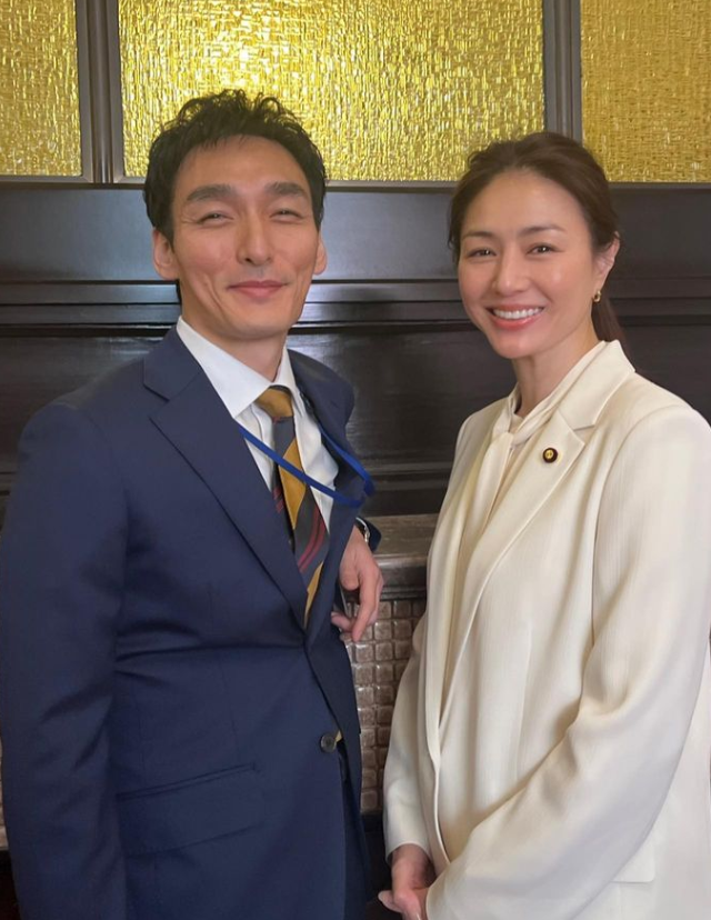 草彅剛、井川遥と寄り添い癒しの笑顔。最高のツーショットに「罠の戦争」ロス続出？！ | 歌詞検索サイト【UtaTen】ふりがな付