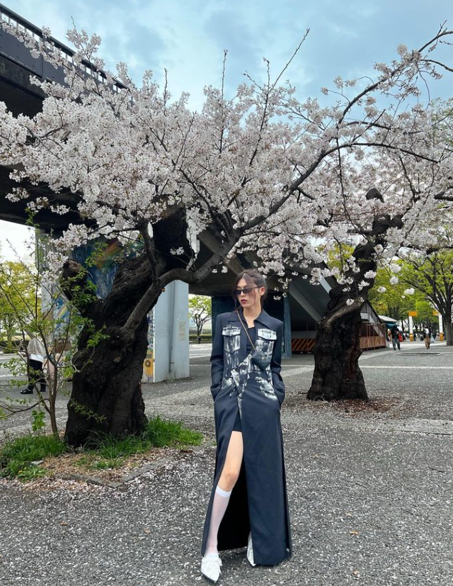 井手上漠、桜の下でファッショニスタ！美脚チラ見せクールなコーデがかっこよすぎ | 歌詞検索サイト【UtaTen】ふりがな付