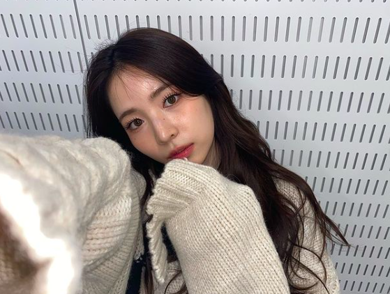 NiziU・マヤ、ダボっと萌え袖×上目遣いは反則！彼女感溢れる無防備な姿を守りたい | 歌詞検索サイト【UtaTen】ふりがな付