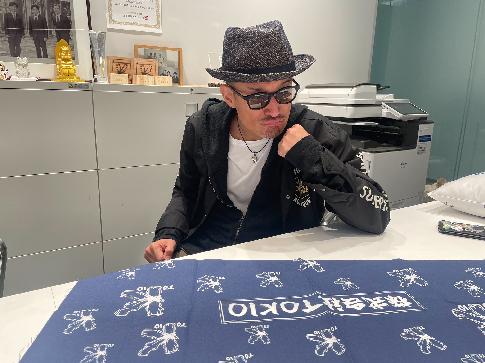 TOKIO・松岡昌宏、真剣な表情がかっこよすぎる！オリジナル商品チェック中の様子を投稿 | 歌詞検索サイト【UtaTen】ふりがな付