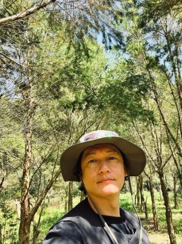 井浦新、優しい視線は癒され度MAX！爽やかな春の緑に映えるナチュラルイケメン | 歌詞検索サイト【UtaTen】ふりがな付