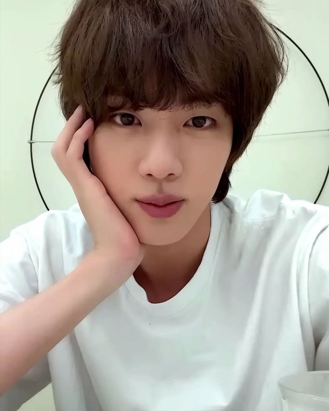 BTS・ジン、白Tシャツできゅるきゅる瞳の王子様！約1ヵ月ぶりのインスタ投稿にファン歓喜 | 歌詞検索サイト【UtaTen】ふりがな付