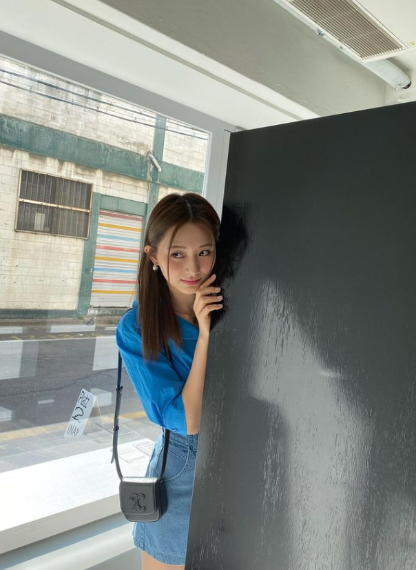 TWICE・ツウィ、ひょっこり顔出すおちゃめな姿。陽射しを浴びたうっとり顔も天使すぎる！ | 歌詞検索サイト【UtaTen】ふりがな付