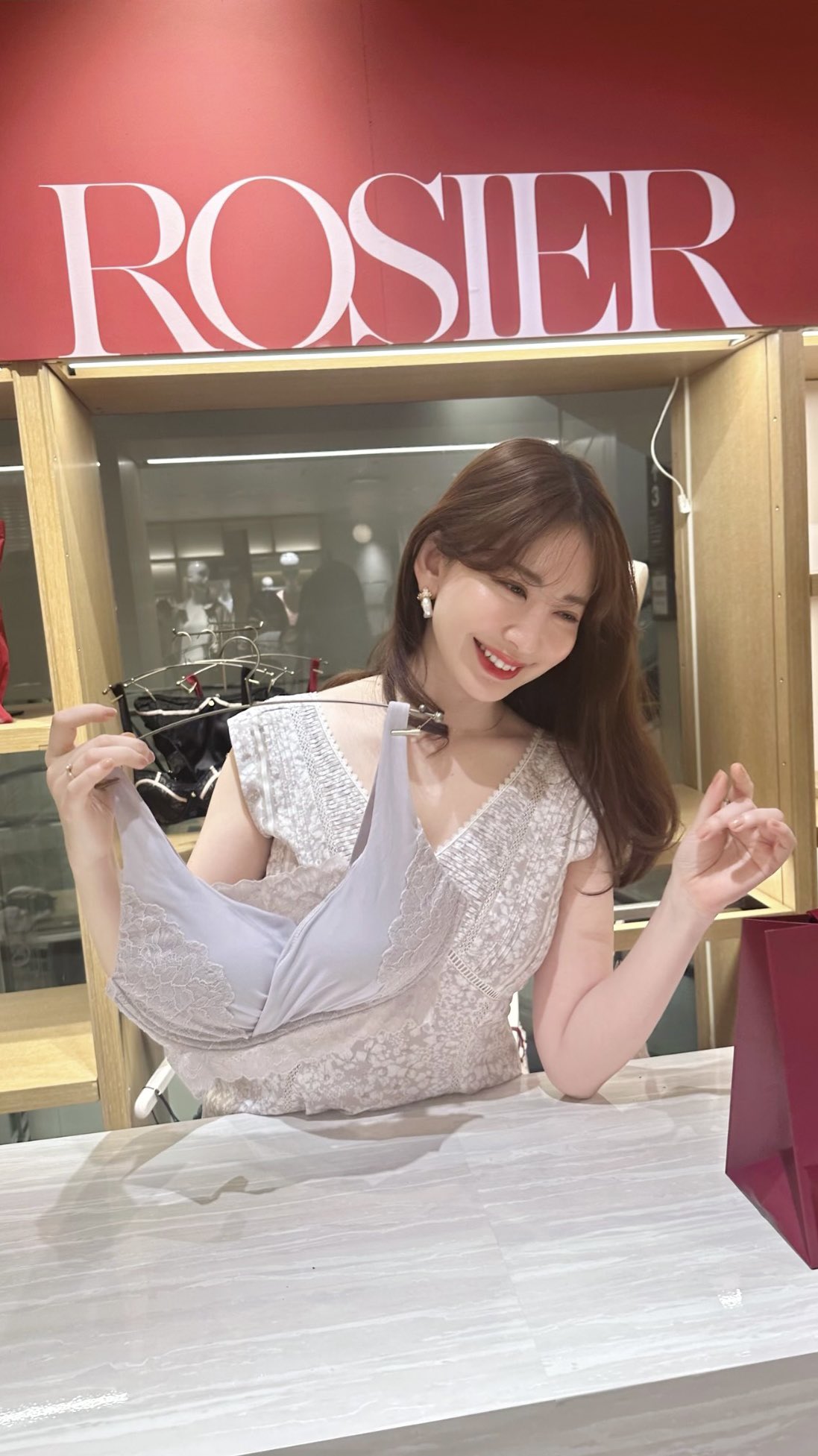 小嶋陽菜、美しすぎる笑顔にドキッ！「ROSIER by Her lip to」初のポップアップショップに登場 | 歌詞検索サイト【UtaTen】ふりがな付