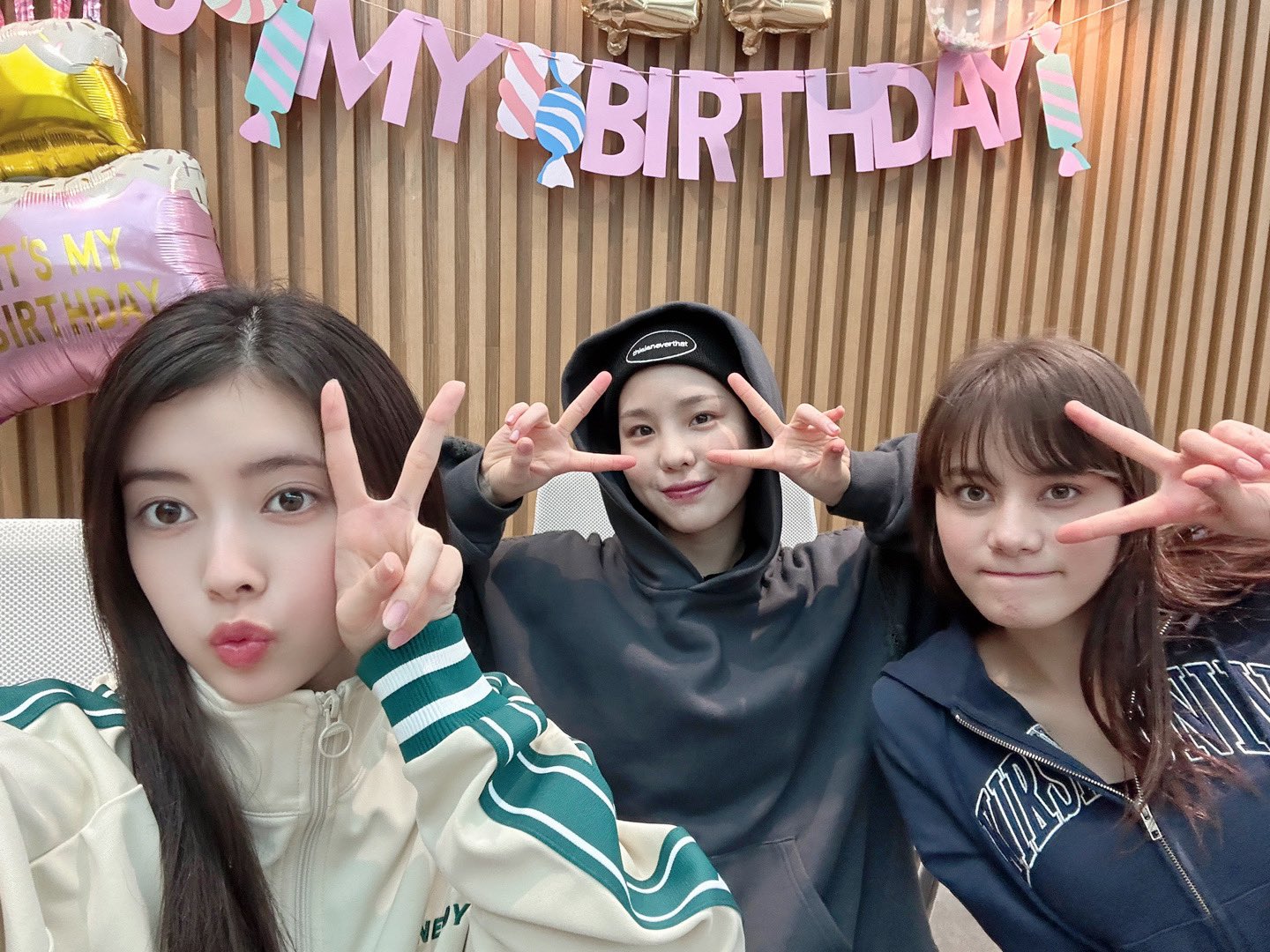 NiziU・マコ、バースデーインスタライブで天使の笑顔！リマ&ニナと共に22歳をお祝い | 歌詞検索サイト【UtaTen】ふりがな付