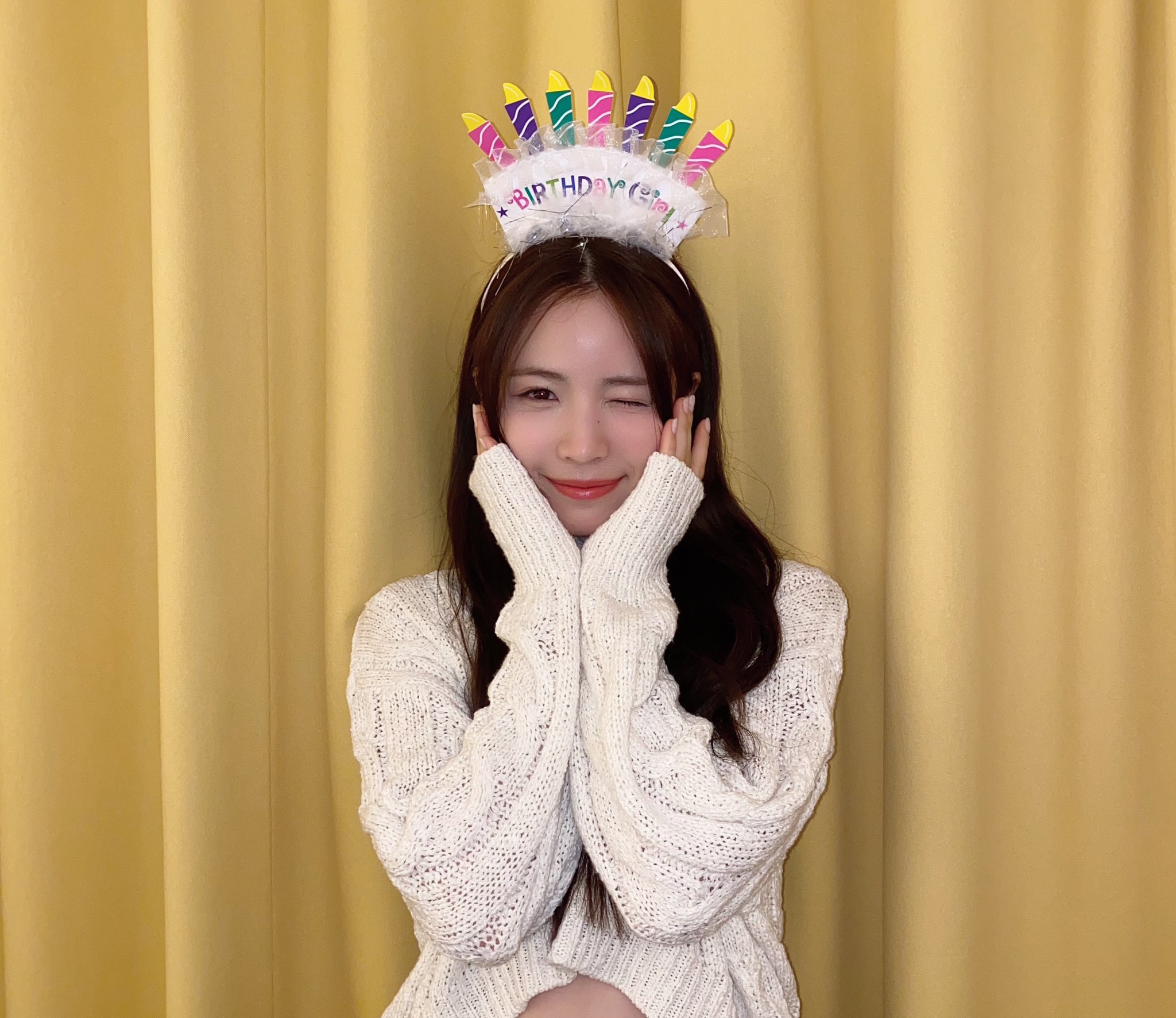 NiziU・マヤ、このウインク顔は反則！天使すぎるバースデーショットにメロメロ | 歌詞検索サイト【UtaTen】ふりがな付