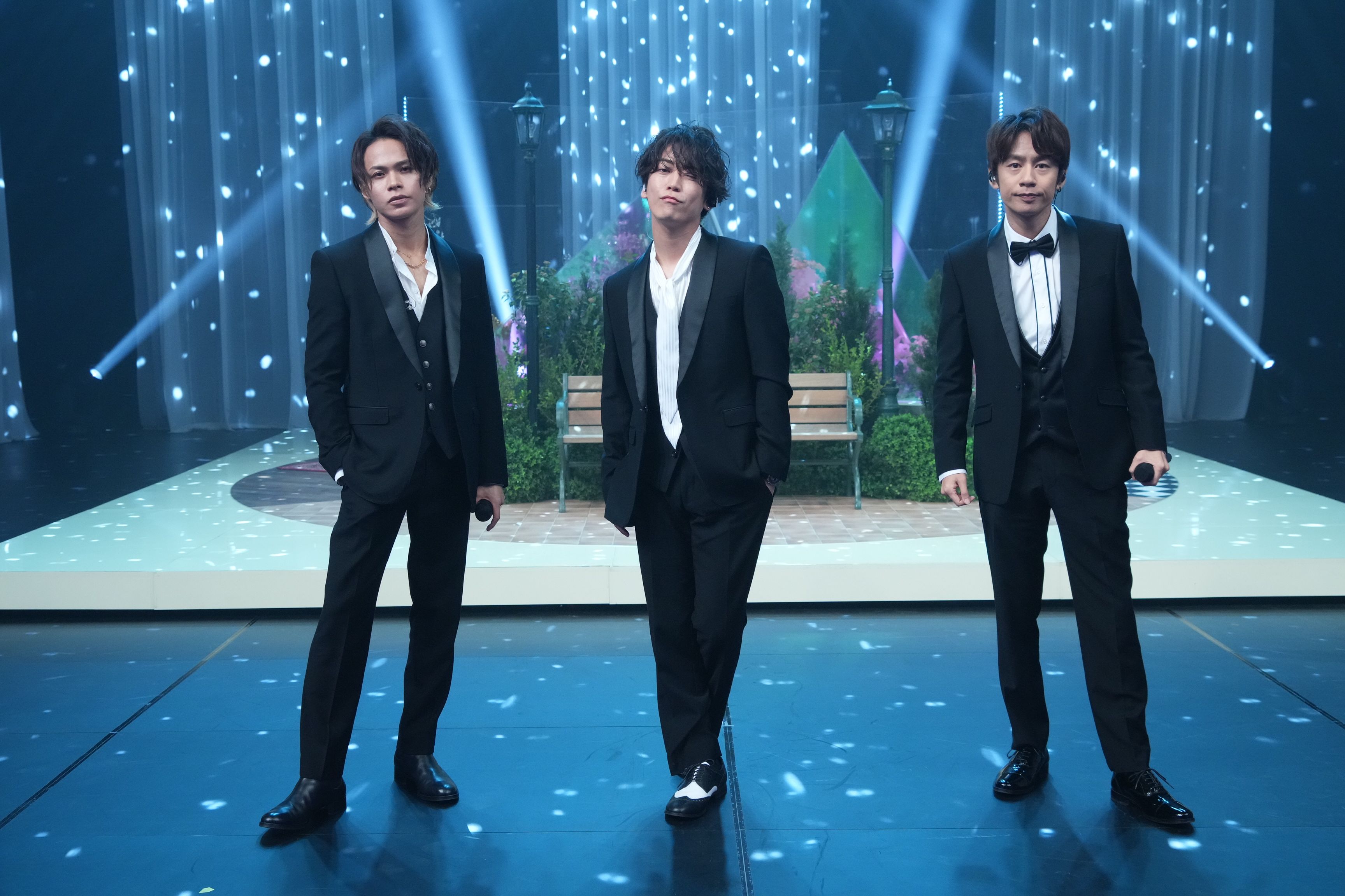 KAT-TUN、スタイリッシュなタキシードがただただカッコいい！目が離せないクールな美ビジュ | 歌詞検索サイト【UtaTen】ふりがな付