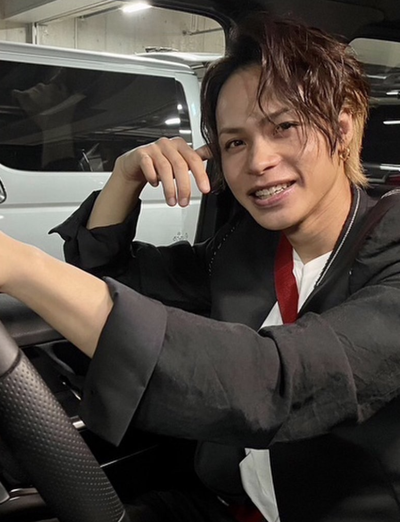 KAT-TUN・上田竜也、地下駐で密会？彼氏っぽさ全開の笑顔でキュン死確定！ | 歌詞検索サイト【UtaTen】ふりがな付