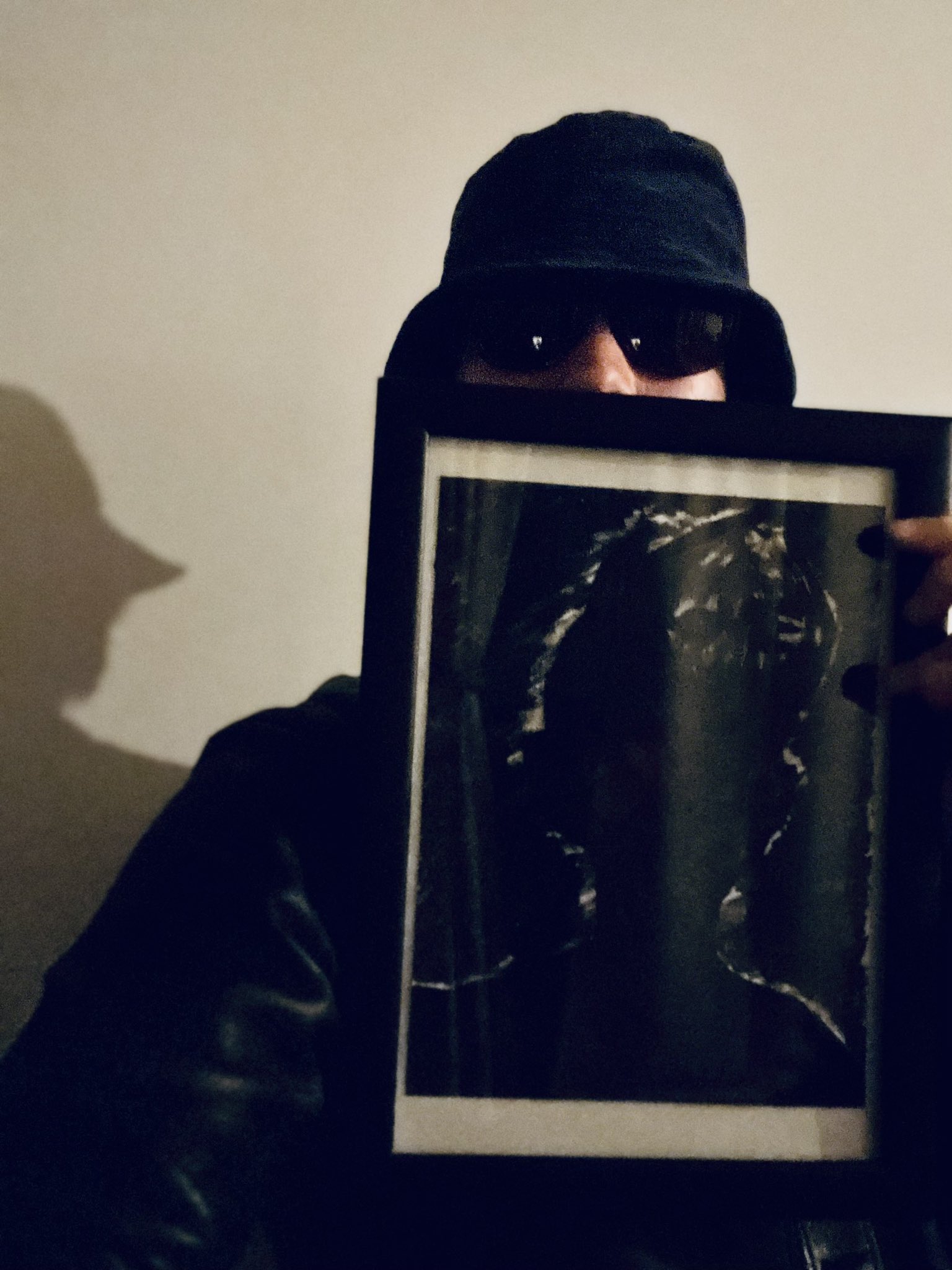 A.B.C-Z・戸塚祥太、もはやアートの一部？オーラ溢れるブラックコーデで自作の絵画公開 | 歌詞検索サイト【UtaTen】ふりがな付