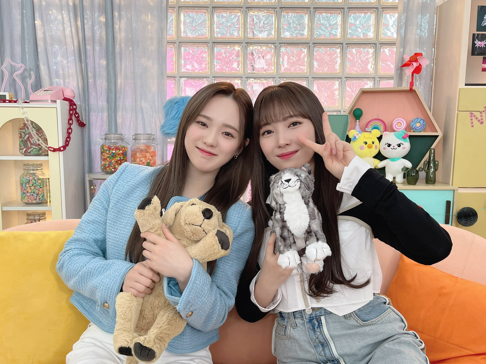 NiziU・リオ&マユカ、ずっと見たかった2ショット！ぬいぐるみ抱っこで女神の微笑みが尊い | 歌詞検索サイト【UtaTen】ふりがな付