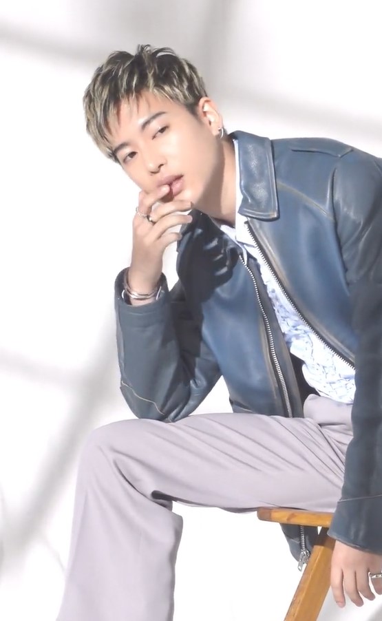 BE:FIRST・RYOKI、クールで美しい流し目が最強！フェロモンダダ漏れなポージングに魅せられる | 歌詞検索サイト【UtaTen】ふりがな付