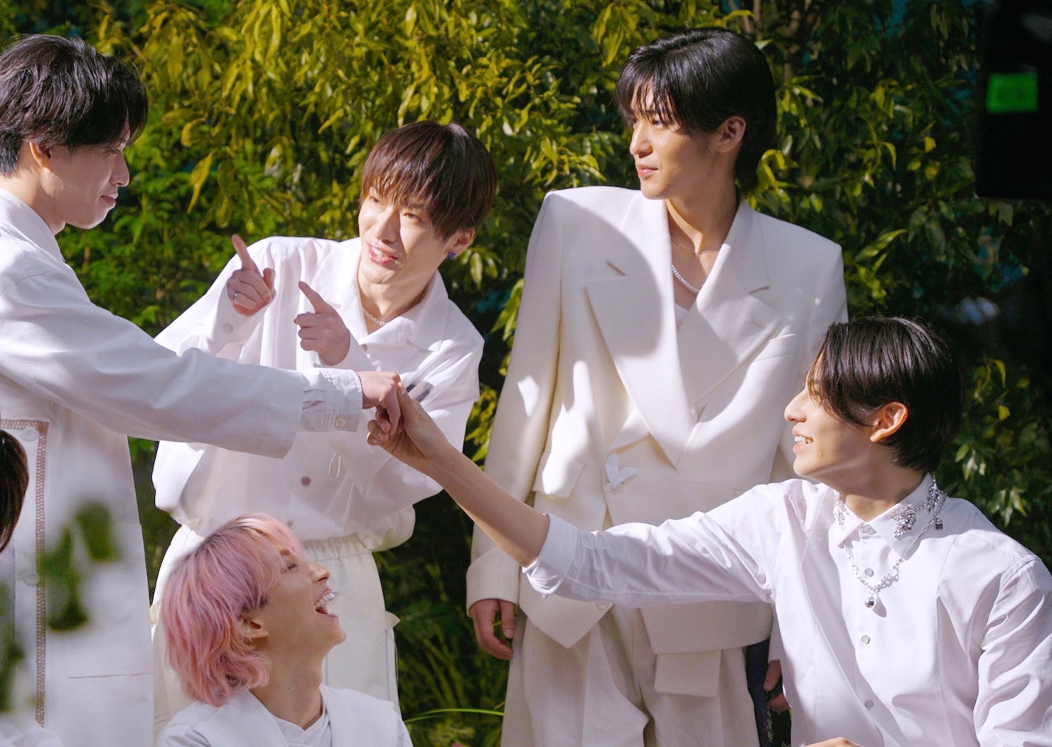 Snow Man、可愛すぎるわちゃわちゃショットにキュン！MV撮影時の様子を公開 | 歌詞検索サイト【UtaTen】ふりがな付