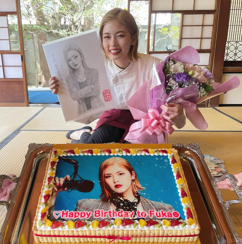小芝風花、「26歳になりました」花束にケーキにイラストに…豪華すぎるお祝いに歓喜の笑顔！ | 歌詞検索サイト【UtaTen】ふりがな付