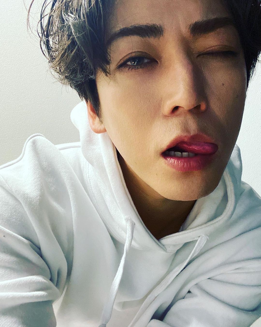 KAT-TUN・亀梨和也、美人顔でウィンク&舌ペロは悶絶必至！破壊力バツグンなどアップにメロメロ | 歌詞検索サイト【UtaTen】ふりがな付