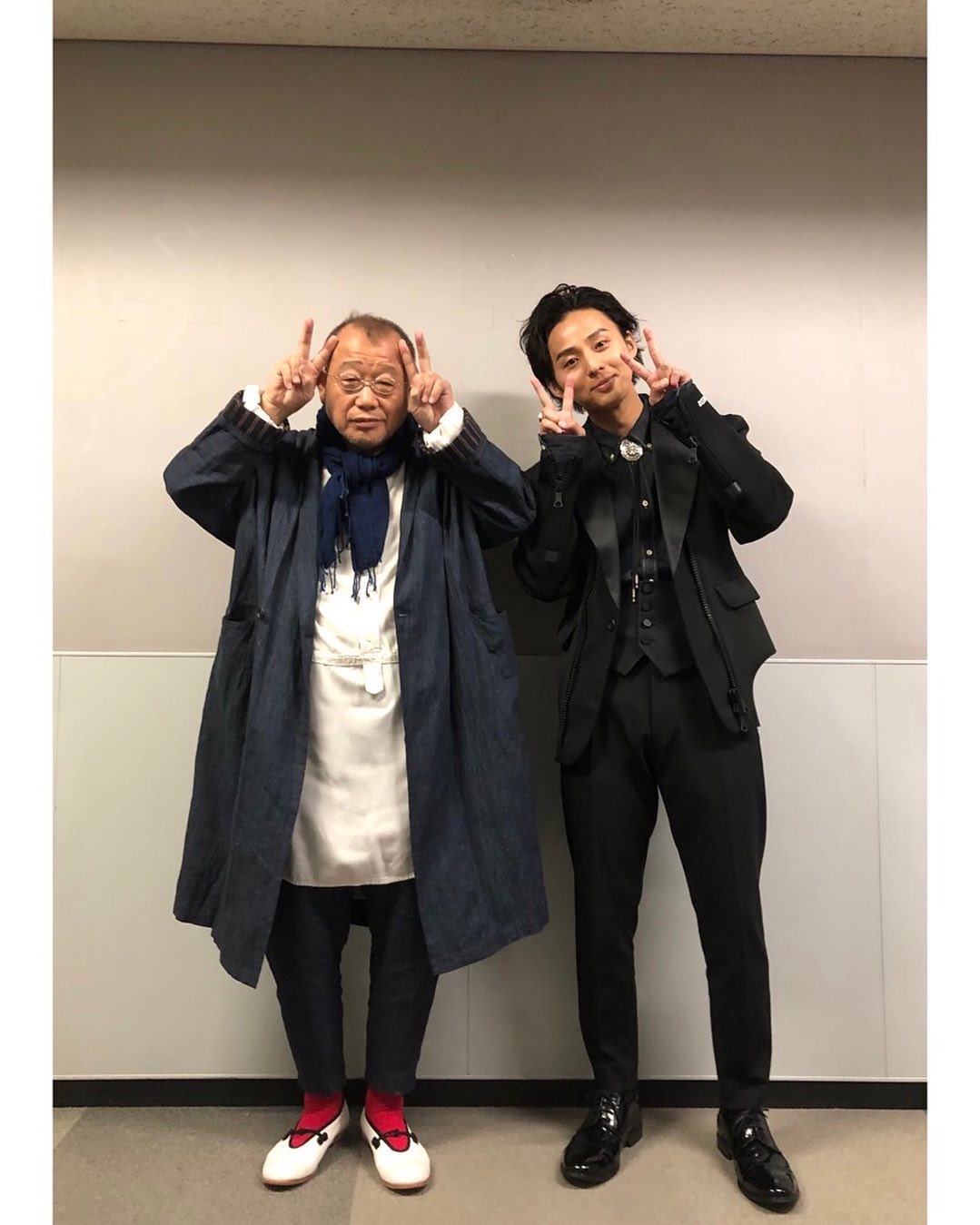 Kis-My-Ft2・藤ヶ谷太輔、オールブラックコーデとキュートなポーズのギャップがたまらない！笑福亭鶴瓶と癒しの笑顔 | 歌詞検索サイト【UtaTen】ふりがな付