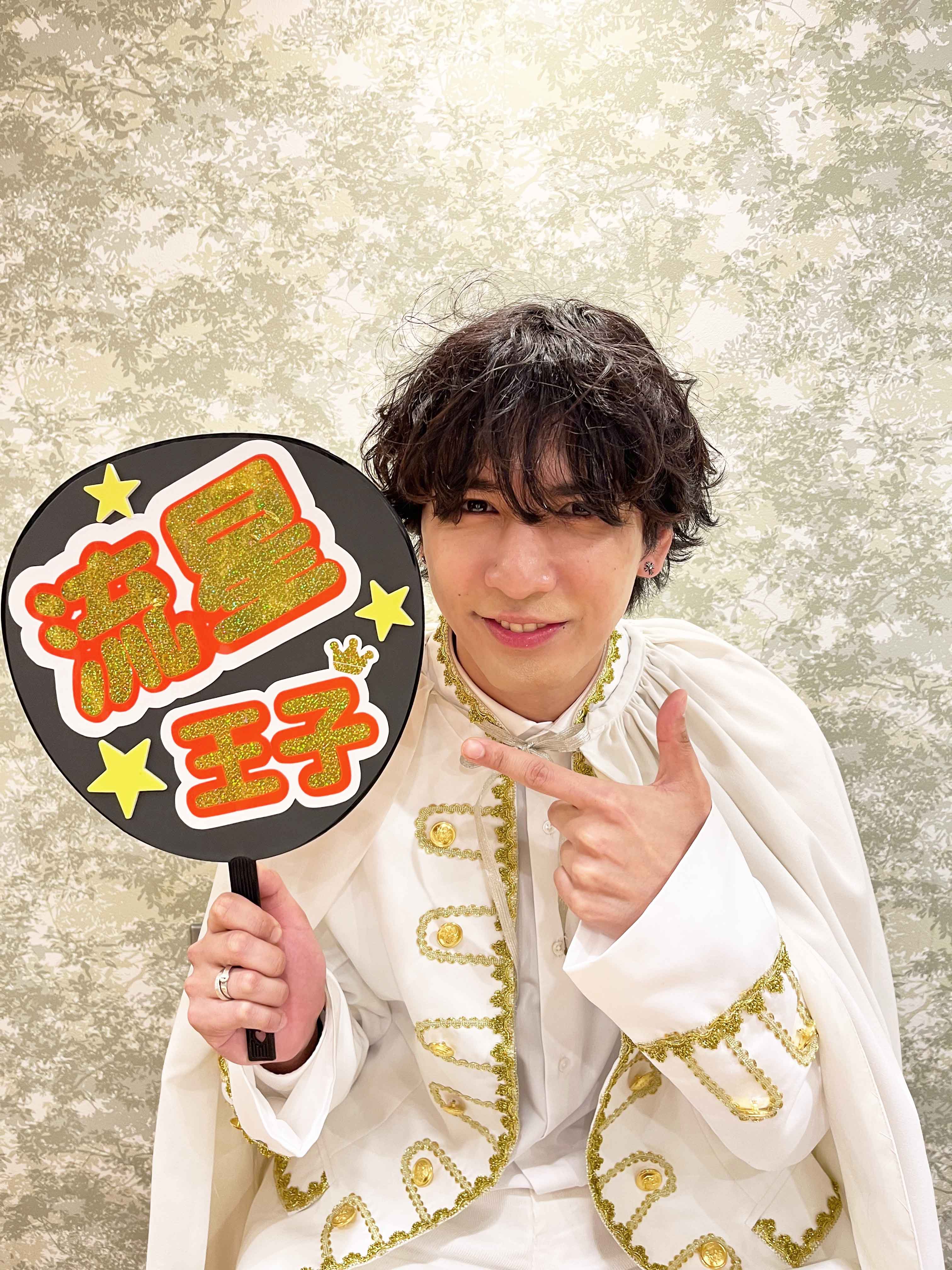 ジャニーズWEST・藤井流星、キラキラ王子様姿にキュン！岸優太の変顔も面白すぎると反響 | 歌詞検索サイト【UtaTen】ふりがな付