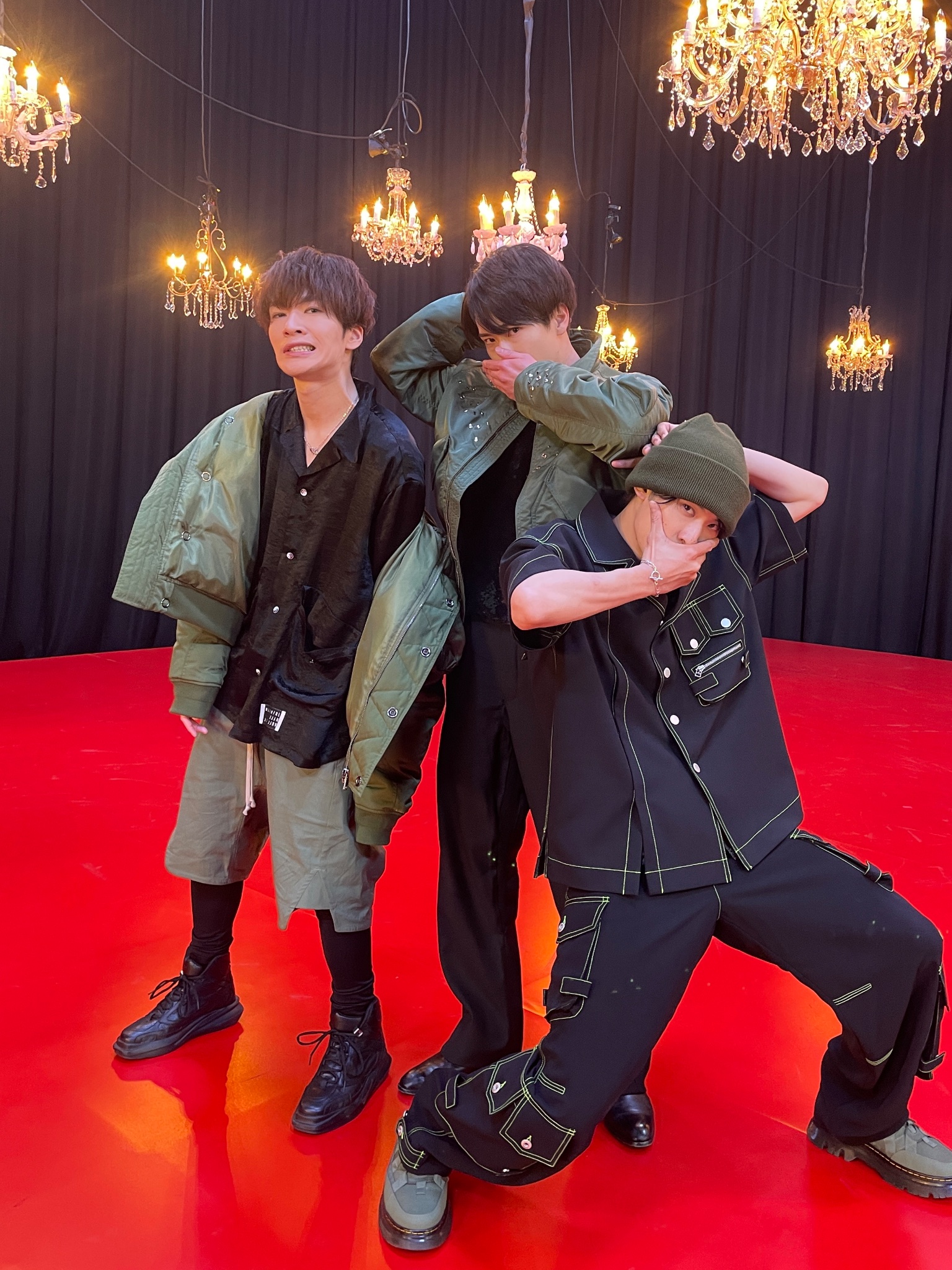 Snow Man・深澤＆向井＆宮舘、「slow...」振付ポーズが爆イケすぎる！ビジュ爆発な姿でダンス動画投稿をアピール | 歌詞検索サイト【UtaTen】ふりがな付