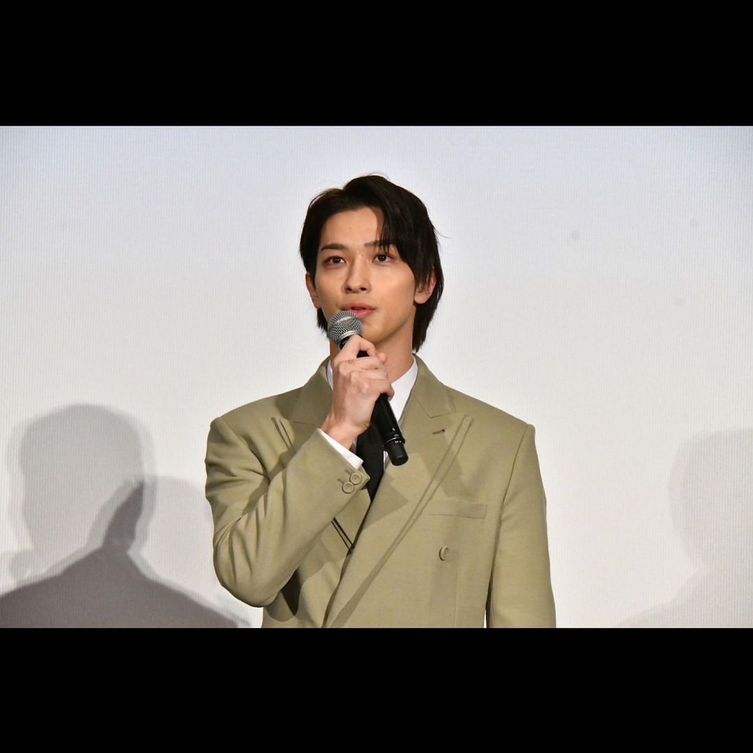 横浜流星、上品なジャケット姿から目が離せない！「ヴィレッジ」完成記念舞台挨拶に登壇 | 歌詞検索サイト【UtaTen】ふりがな付