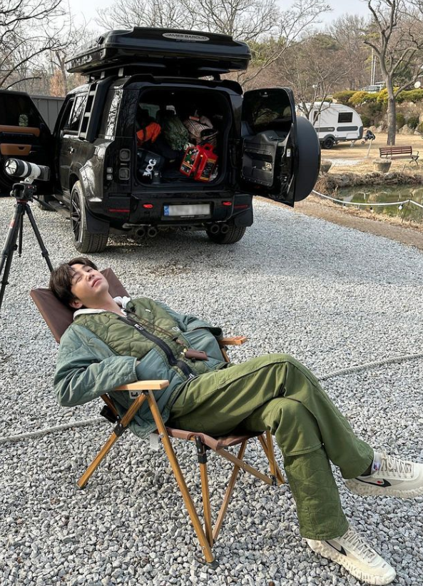 チャン・グンソク、のんびりキャンプを満喫中。プリンスのリラックスした表情にキュン！ | 歌詞検索サイト【UtaTen】ふりがな付
