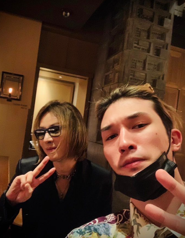 SixTONES・ジェシー、最高の飲み友達？！YOSHIKIと「Xポーズ」でプチ打ち上げを満喫！ | 歌詞検索サイト【UtaTen】ふりがな付