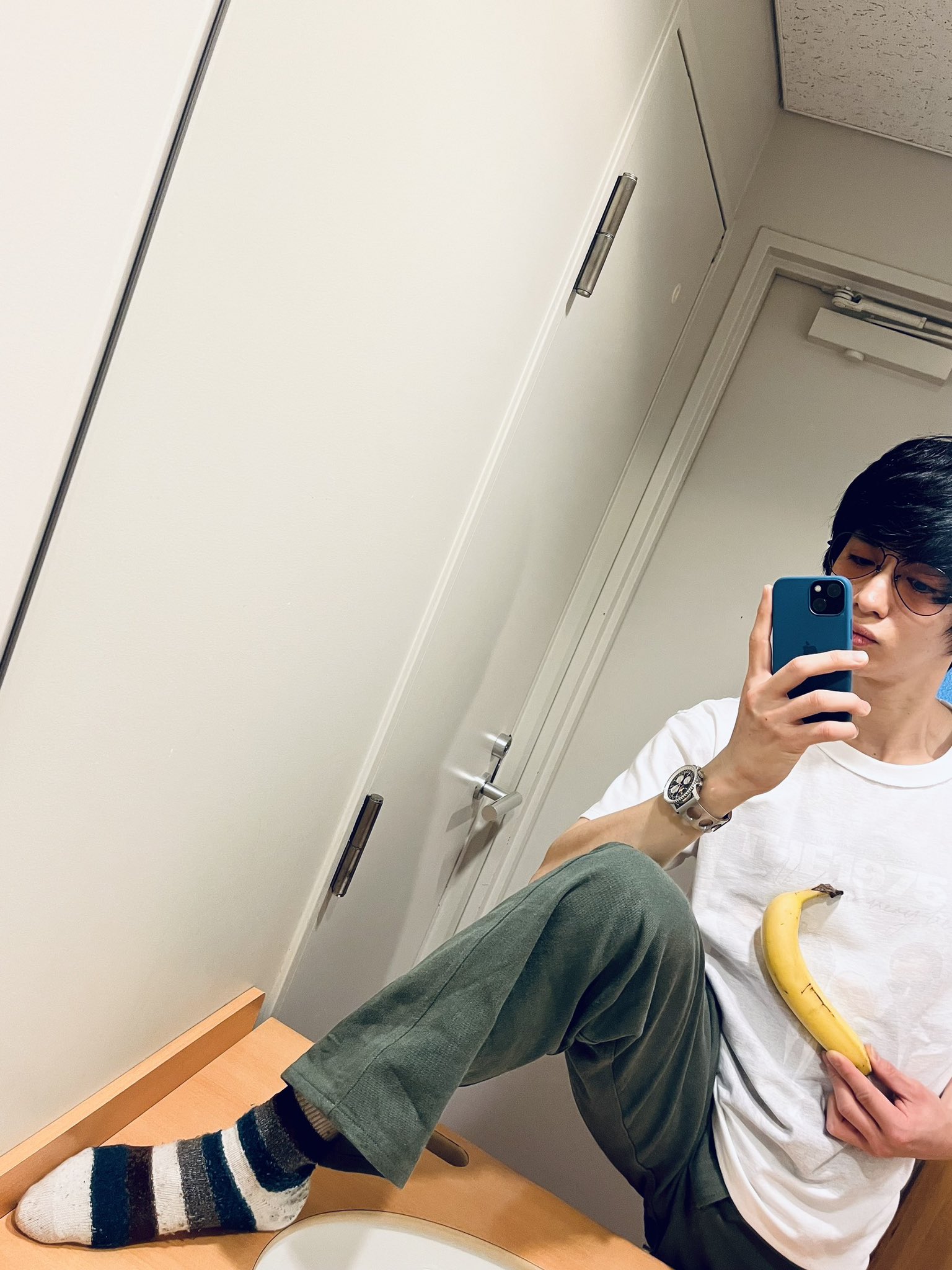 A.B.C-Z・戸塚祥太、裏返しTシャツでクールに足上げポーズ！オシャレすぎる着こなしでとっつーワールド全開 | 歌詞検索サイト【UtaTen】ふりがな付