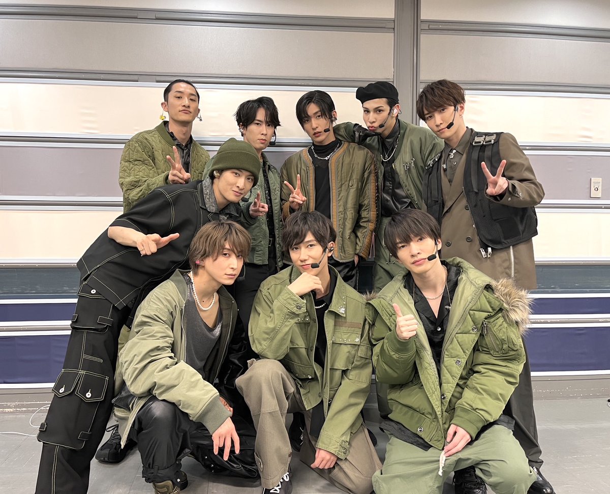 Snow Man、圧巻のパフォーマンス！ミリタリー衣装で魅了した新曲「slow…」 | 歌詞検索サイト【UtaTen】ふりがな付