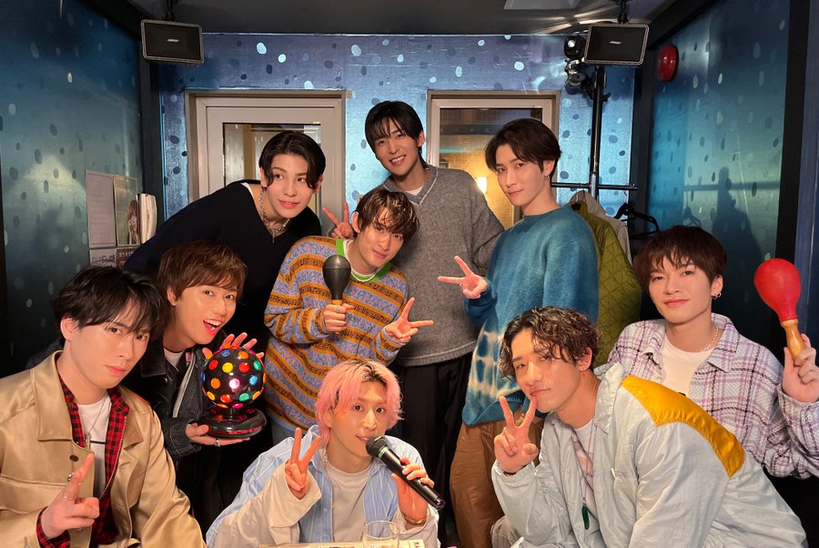 Snow Man、9人揃ってカラオケで和気あいあい！盛り上がって歌った曲は？ | 歌詞検索サイト【UtaTen】ふりがな付