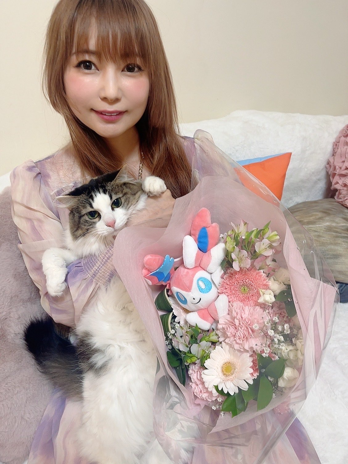 中川翔子、17年間務めたポケモン情報番組を卒業！花束を持った晴れやかな表情を投稿 | 歌詞検索サイト【UtaTen】ふりがな付