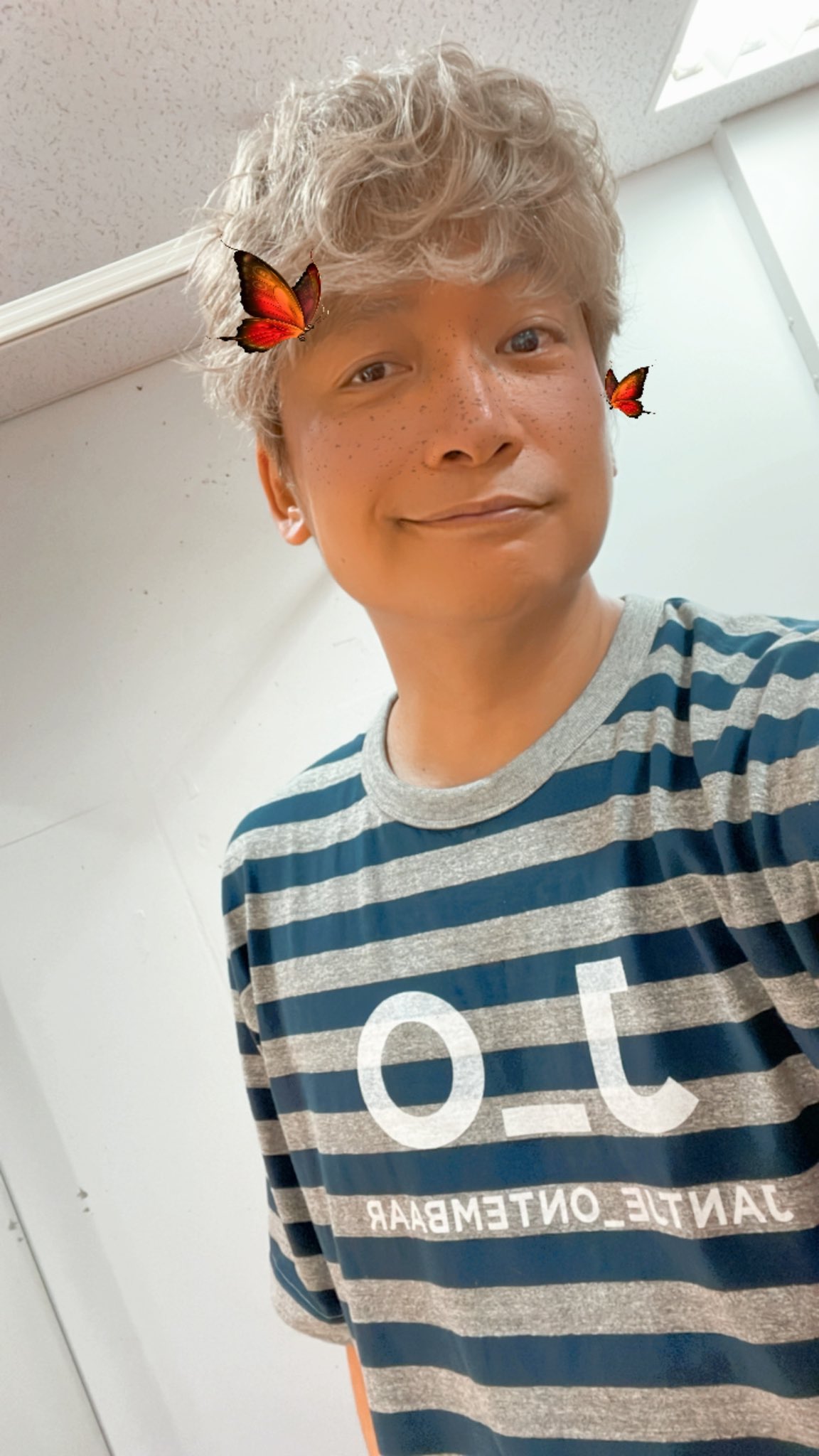 香取慎吾、蝶々に囲まれてにっこり！金髪＆そばかすの可愛いショットにキュンが止まらない | 歌詞検索サイト【UtaTen】ふりがな付