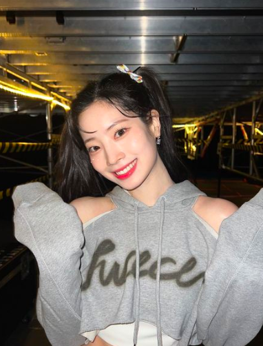 TWICE・ダヒョン、高めツインのパーカー姿が大優勝！女神の無邪気な笑顔に釘付け | 歌詞検索サイト【UtaTen】ふりがな付