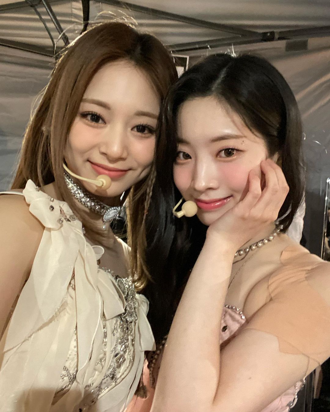 TWICE・ツウィ、ダヒョンと顔寄せ合って女神の微笑み。オーストラリア公演でのラブラブ2ショを公開 | 歌詞検索サイト【UtaTen】ふりがな付