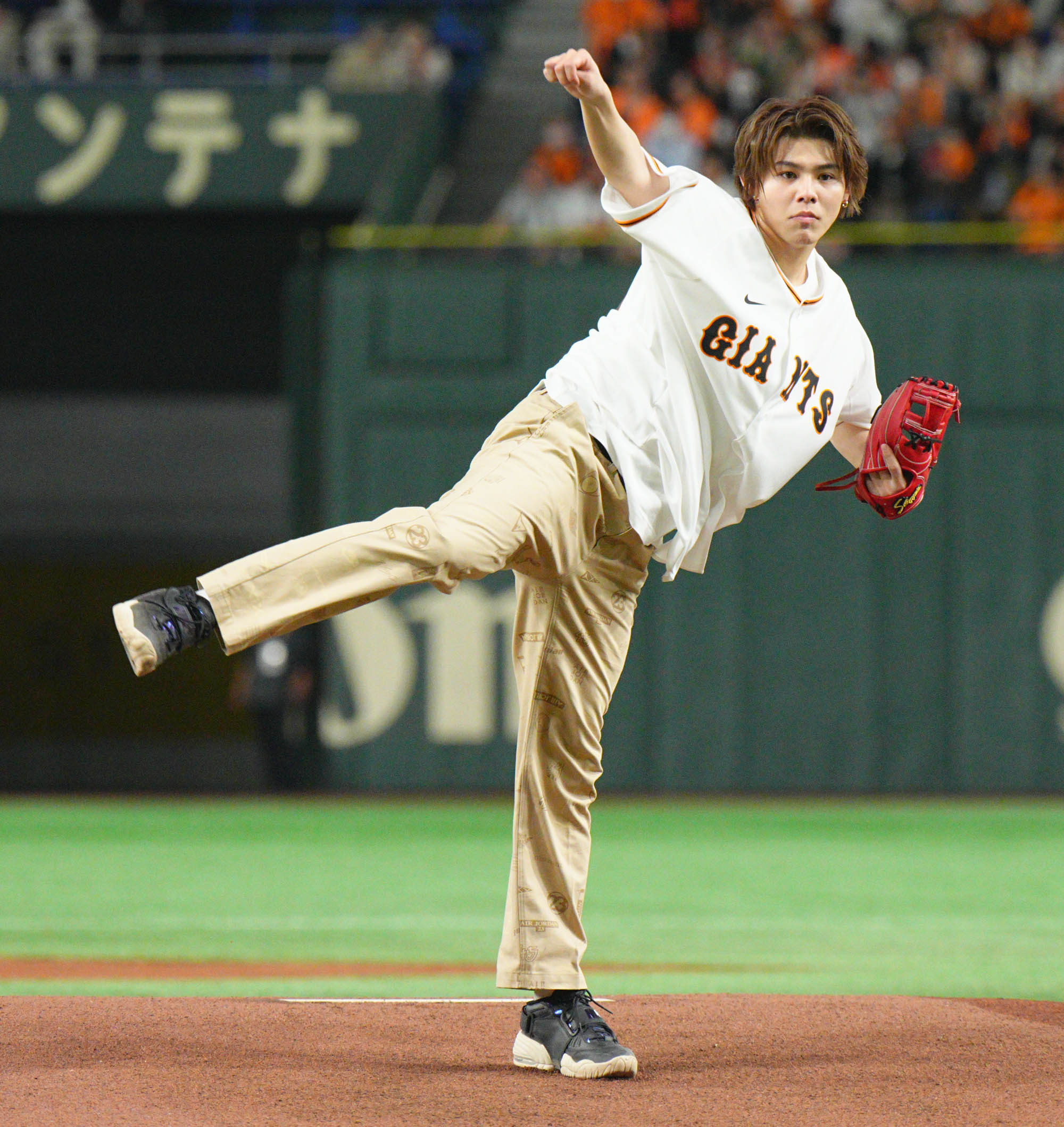 BE:FIRST・LEO、始球式での真剣な表情が美しい！7人で「Boom Boom Back」生パフォーマンスも！ | 歌詞検索サイト【UtaTen】ふりがな付