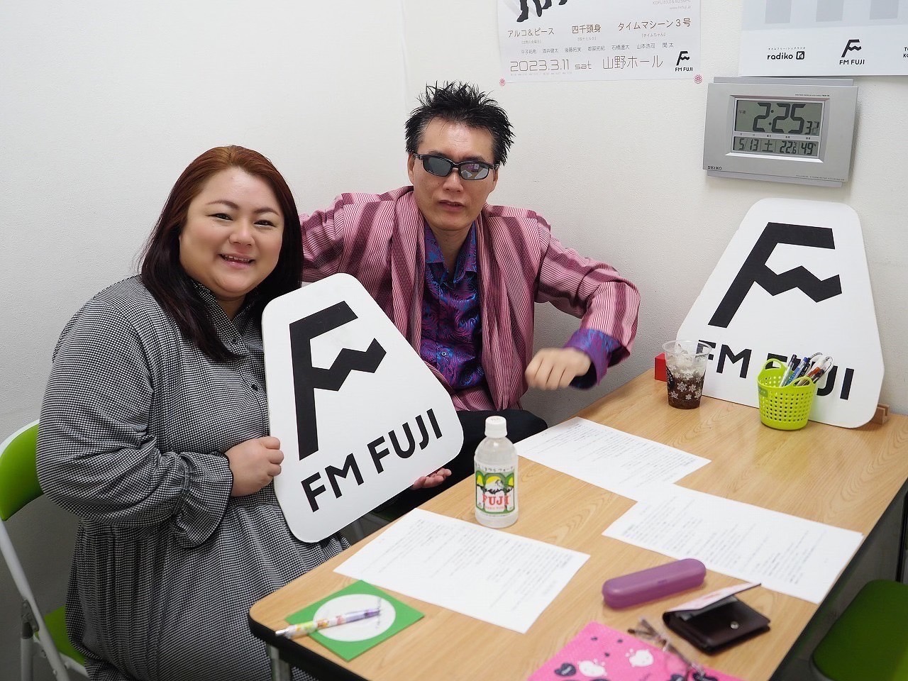 FM FUJIの生放送の人気番組「Bein'BAD」にゲスト出演したプロデューサーのGODとブロンドヘアでイメチェンしたSIZUKU | 歌詞検索サイト【UtaTen】ふりがな付