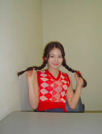 NiziU・アヤカ、ガーリーな三つ編み姿が反則級の可愛さ！無邪気な姫ビジュにキュンが止まらない | 歌詞検索サイト【UtaTen】ふりがな付